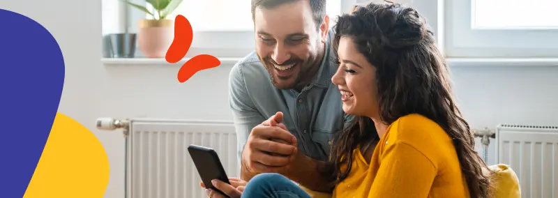 Mujer y hombre viendo cuenta mi club en el celular